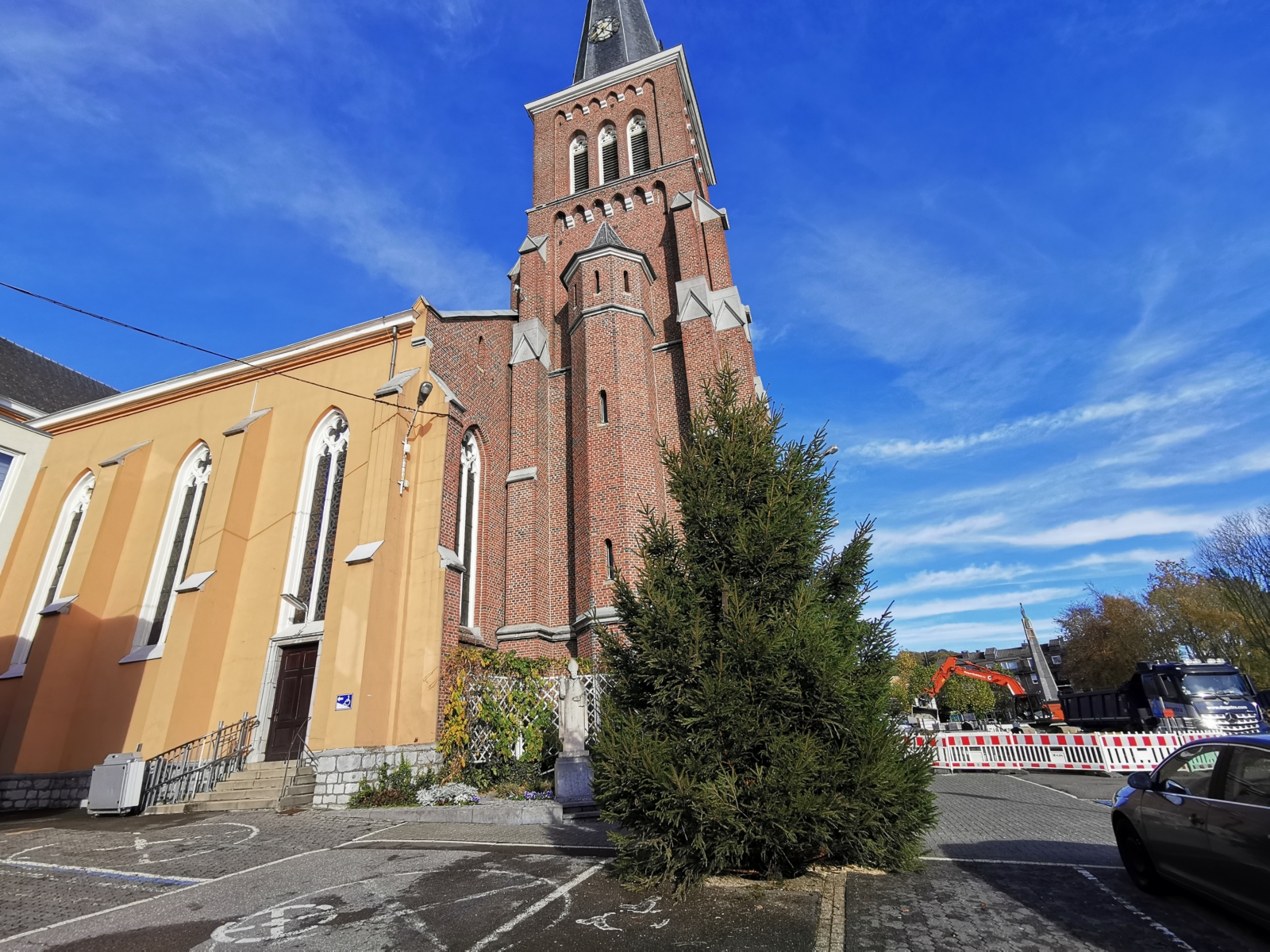 Weihnachtsbaum am Kirchplatz aufgestellt – Gemeinde Kelmis – La Calamine
