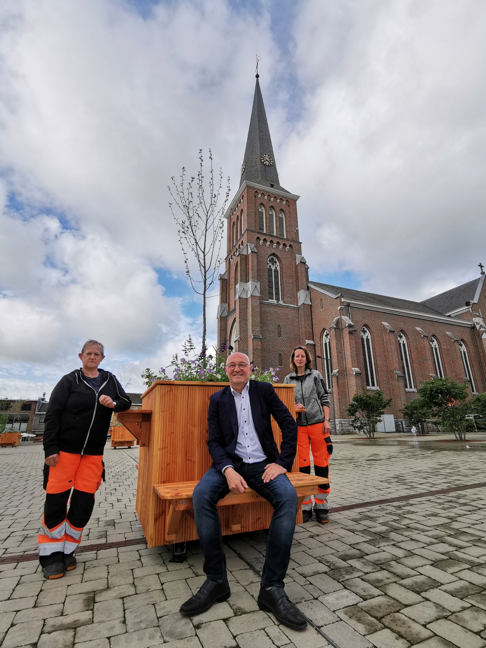 Cinq bacs réglables pour plus de rencontre sur la place de l’Église ...