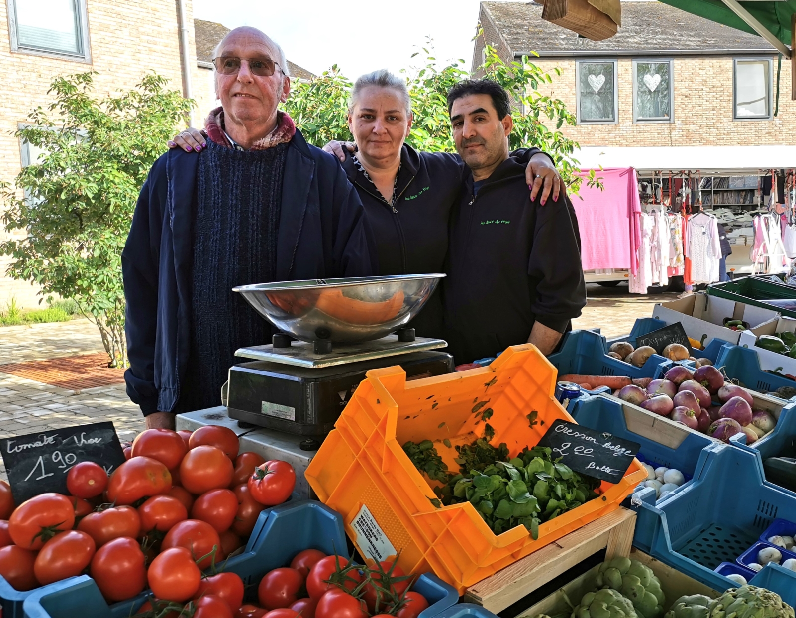 Nouveau stand de fruits et légumes au marché hebdomadaire – Gemeinde ...
